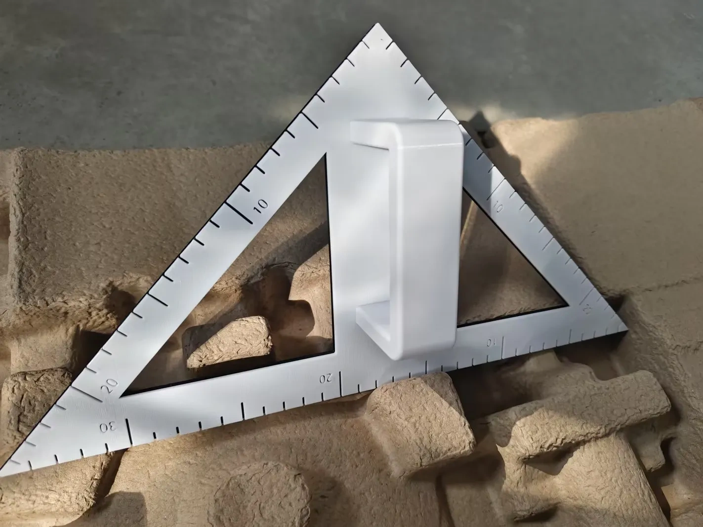 Magnetic Triangular Ruler by 乱七八糟 MakerWorld: Download Free 3D Models