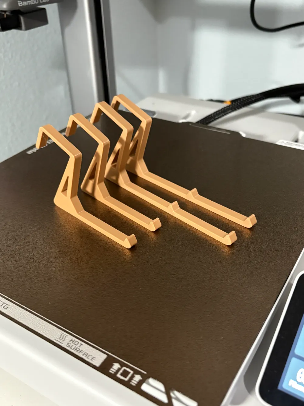 Airplane tray table device holder, 2 sizes by howdyhohoho MakerWorld ...