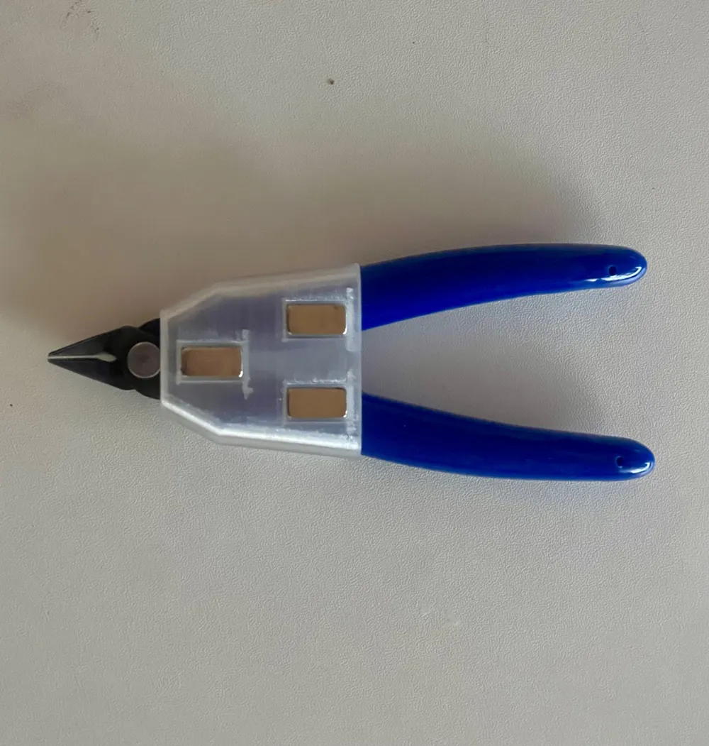 Magnetic Holder for Flush Cutters for Bambu Frame by jose.rey - MakerWorld