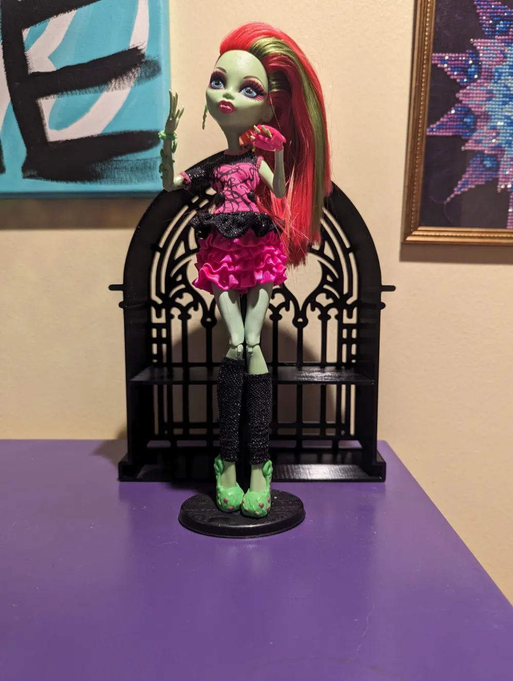 Gothic Cathedral Window Trinket Shelf by slicenextrude MakerWorld ...