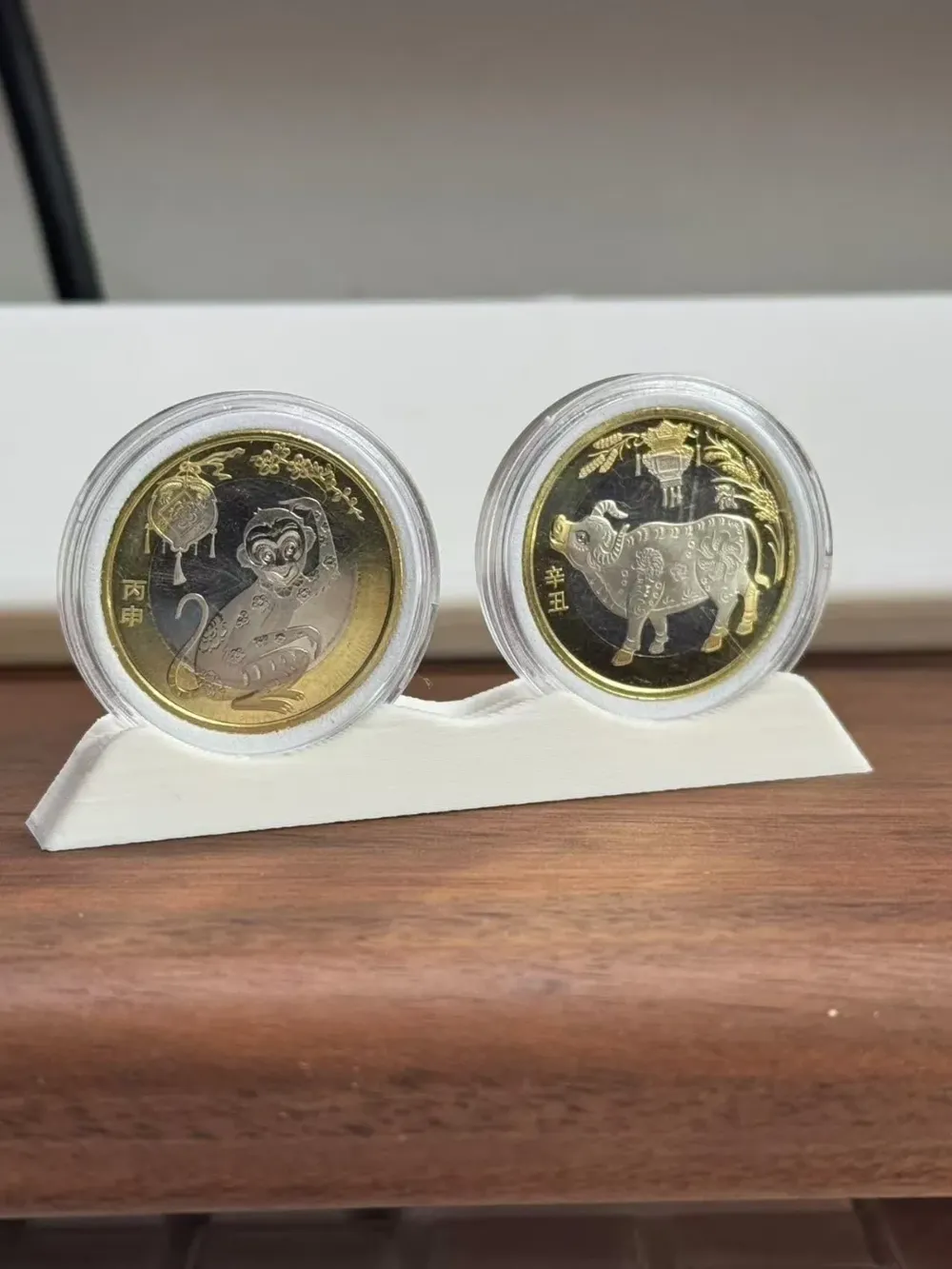 Commemorative Coin Display Base by Combo MakerWorld: Download Free 3D ...