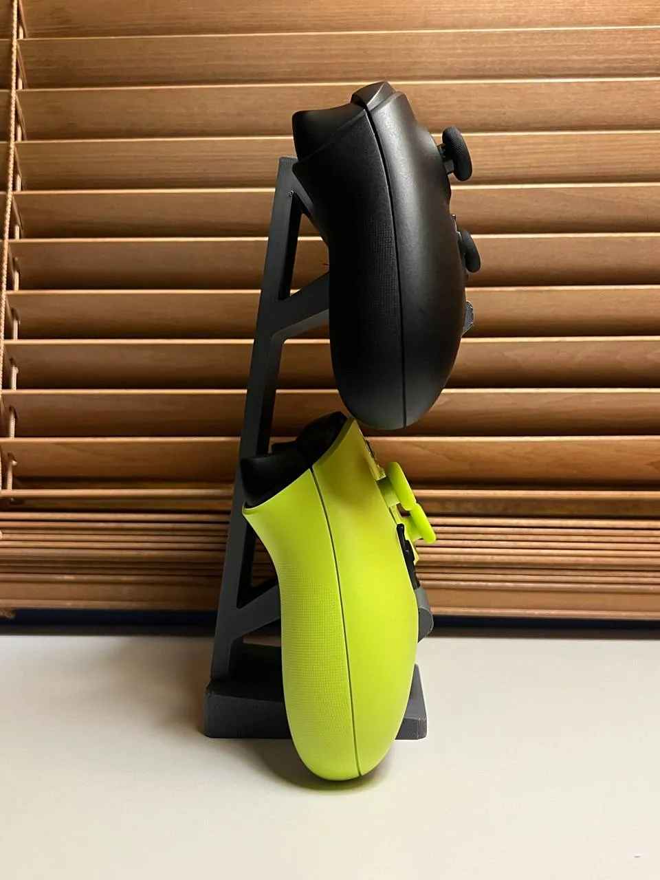 Xbox Controller Stand with a bigger base Remixed by Wamba - MakerWorld