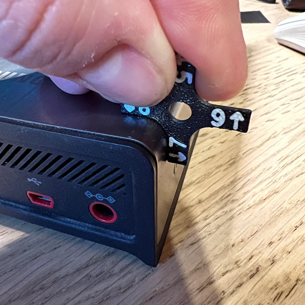 Mini Tool for Measuring Rounded Corner by Printainius - MakerWorld