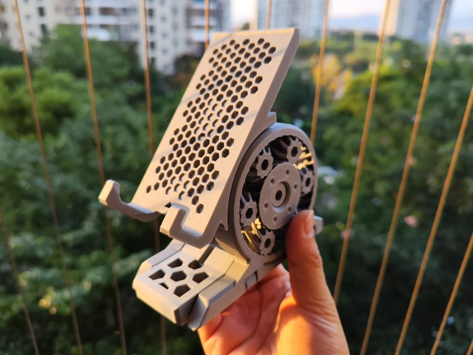 A stylish, adjustable, print-in-place phone stand Remixed by 余火 ...