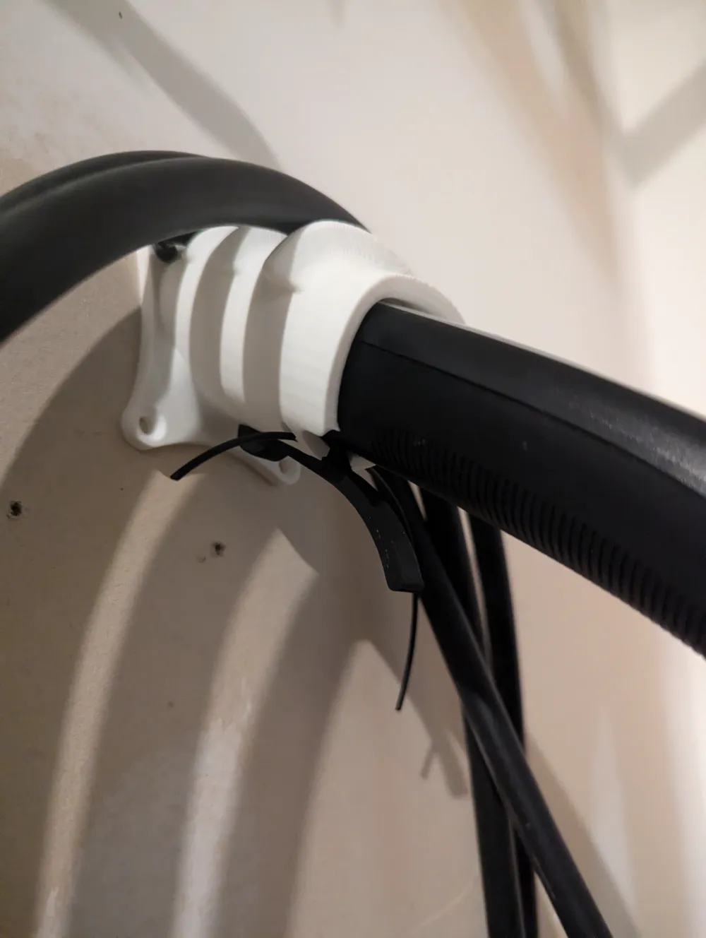 "DragonScale" NACS Plug&Cable Wall Mount + Lock by makernaut - MakerWorld