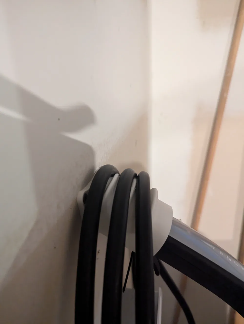 "DragonScale" NACS Plug&Cable Wall Mount + Lock by makernaut - MakerWorld