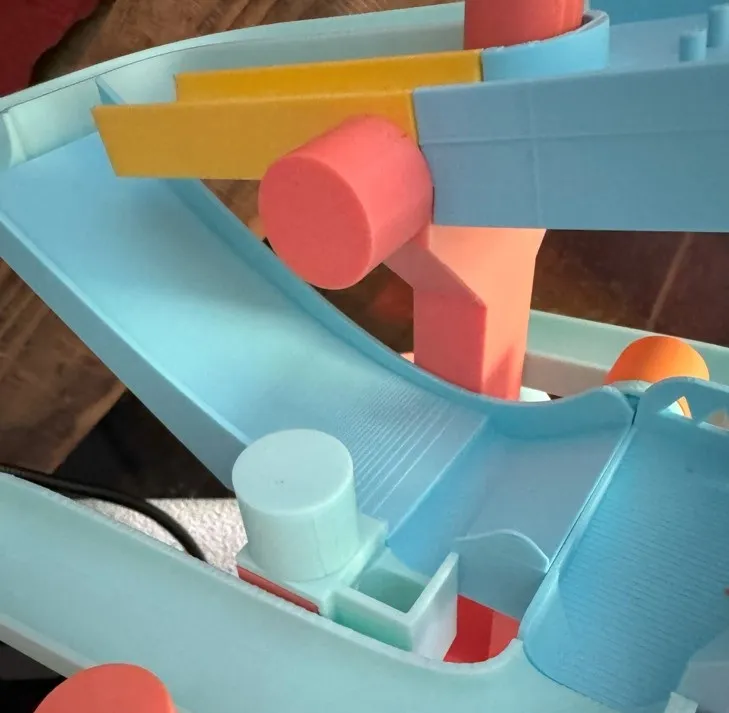 Máquina de canicas 003 - Complemento de rampa de salto con escape v2 por MplusM - MakerWorld