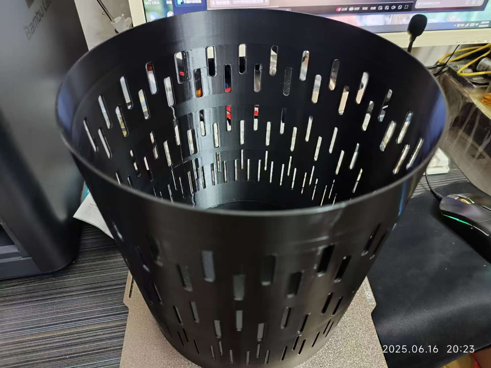 A very large waste bin (248MM in diameter, more cost-effective for ...