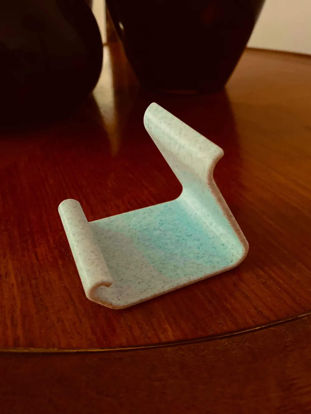 Curved Design Phone Stand, Smartphone Holder by Deltaprints MakerWorld ...