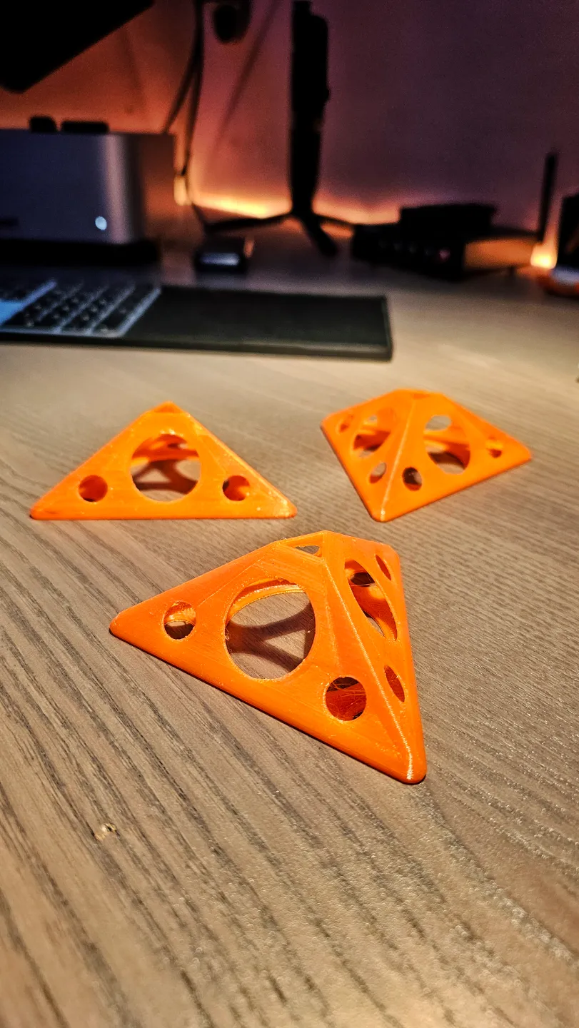 Wood painting stand pyramid by geppettodigitale - MakerWorld