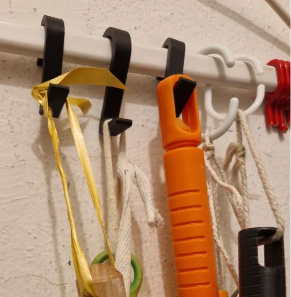 Simple sturdy rail hooks by f.lamonica - MakerWorld