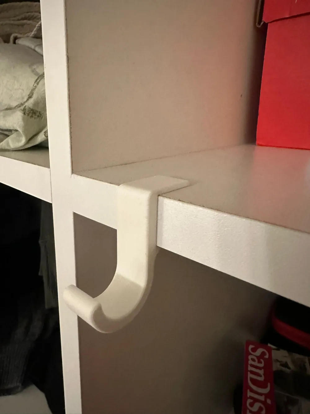 Simple shelf / table hook by Dragonactius - MakerWorld