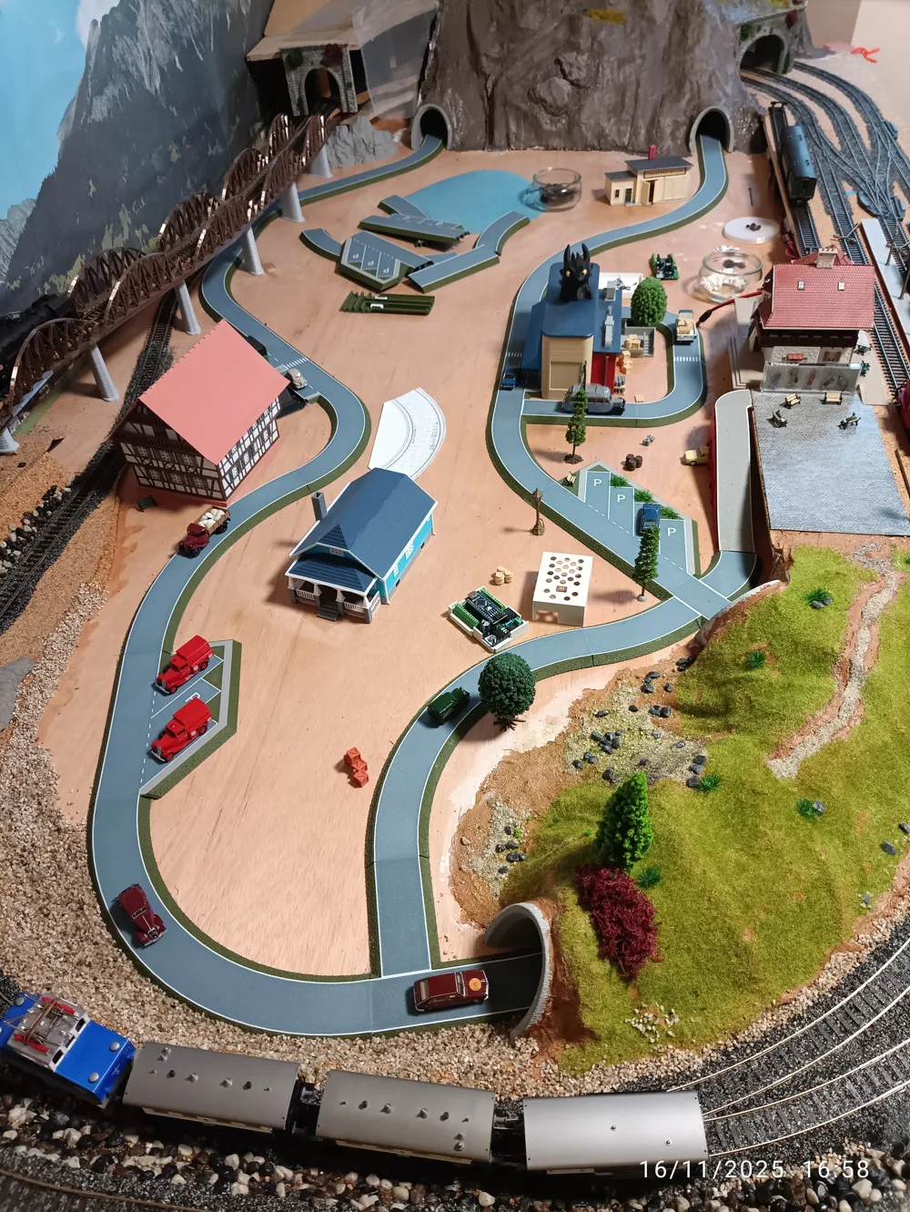MrJ moving cars v3 - 100mm roads - HO scale - Free 3D Print Model ...