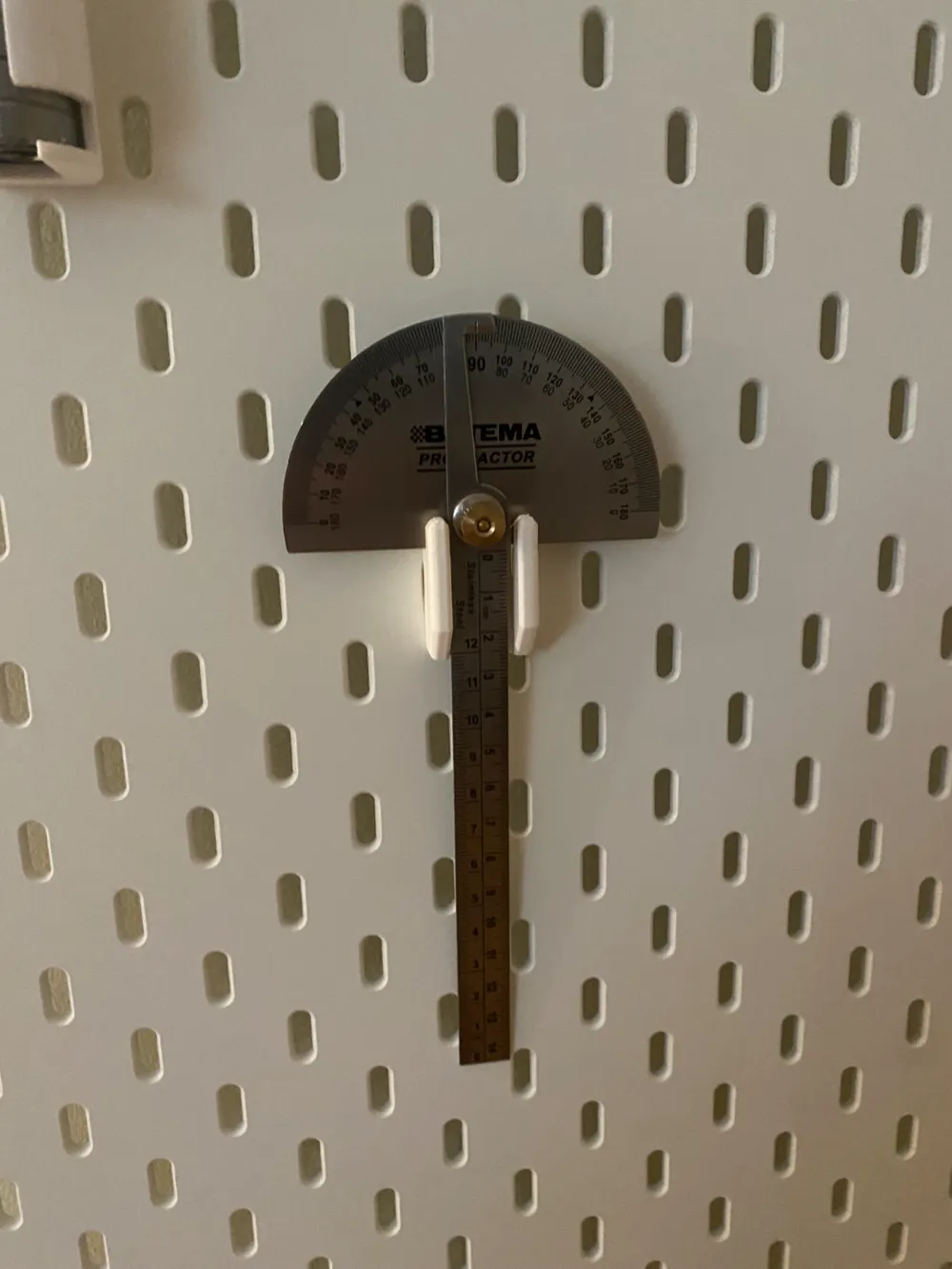 Skadis protractor holder by eddanbov - MakerWorld