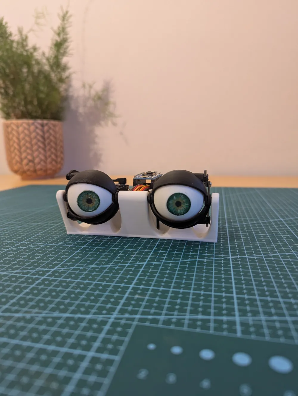 Animatronic Eyes, Compact, With Arduino by Morgan Manly MakerWorld: Download Free 3D Models