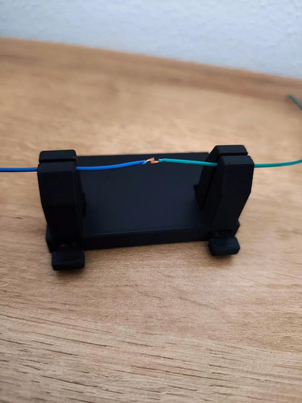 Soldering clamp by Attirixx - MakerWorld