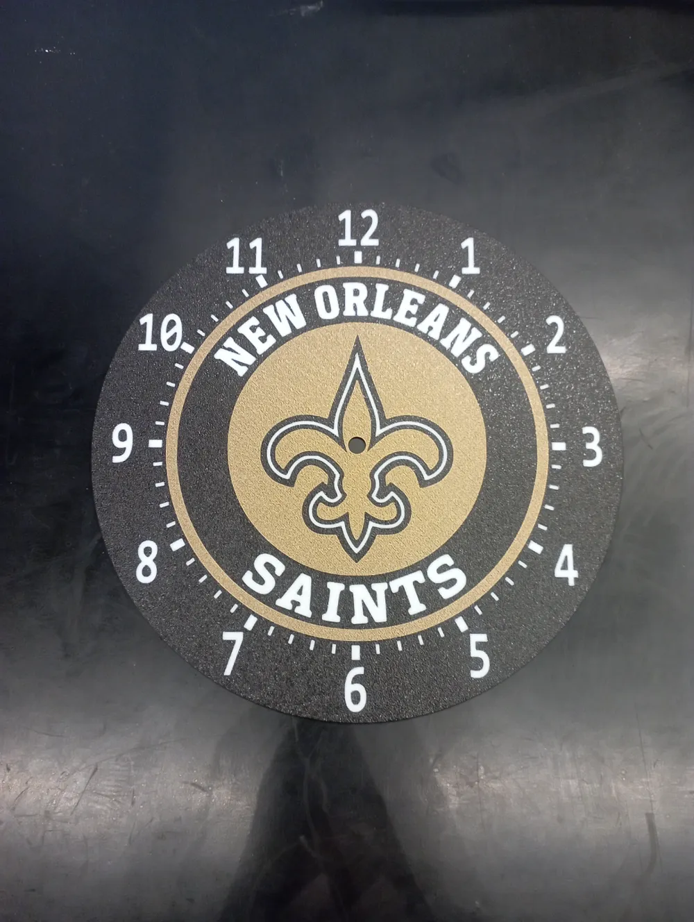New Orleans Saints wall clock Wanduhr - Free 3D Print Model - MakerWorld