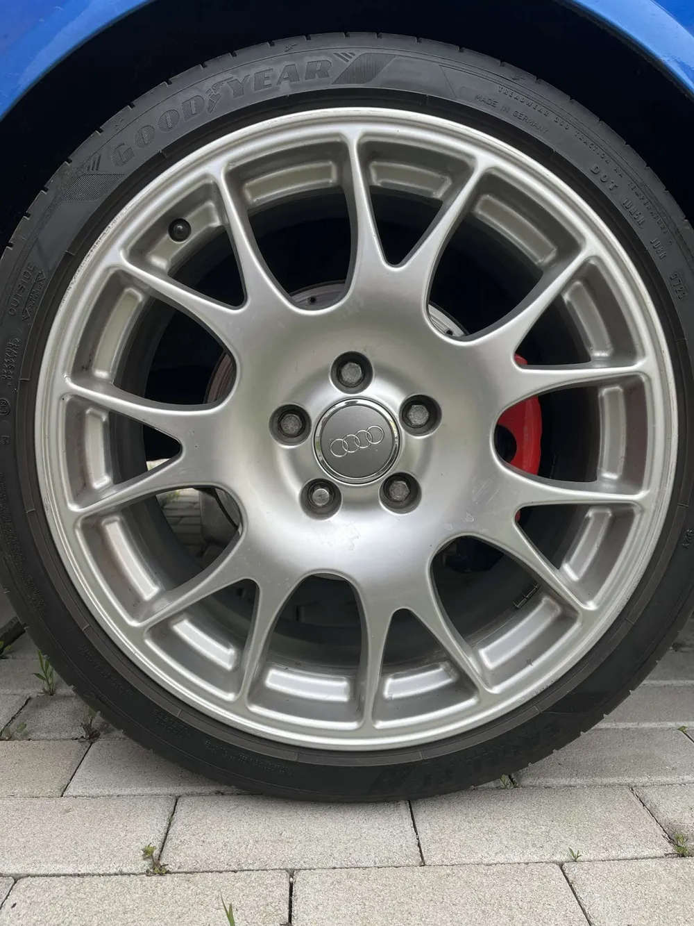 Floating wheel center cap by Piki MakerWorld: Download Free 3D Models