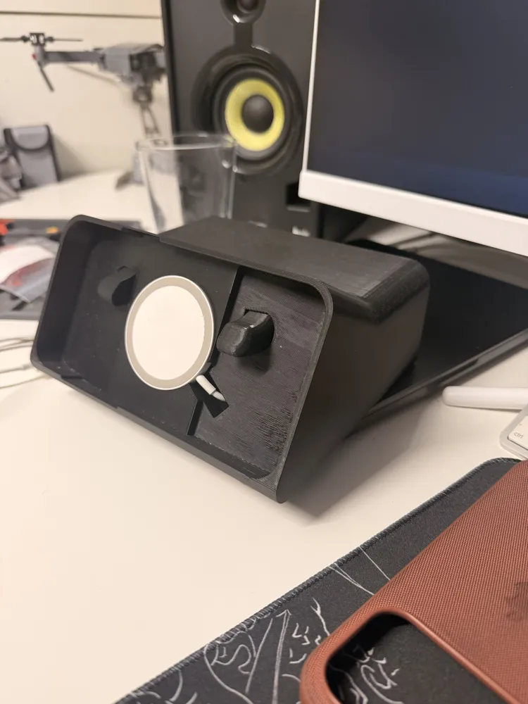 iPhone 待机模式底座 iPhone 17 PRO 无保护壳 - 免费 3D 打印模型 - MakerWorld