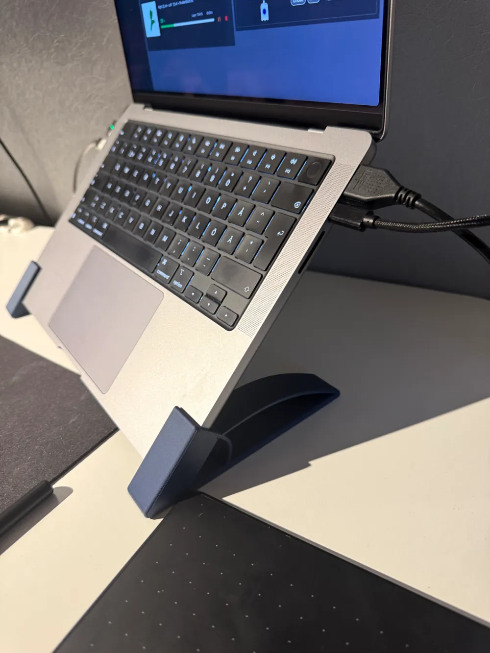 SLEEK AND COMPACT MACBOOK STAND by chriz - MakerWorld