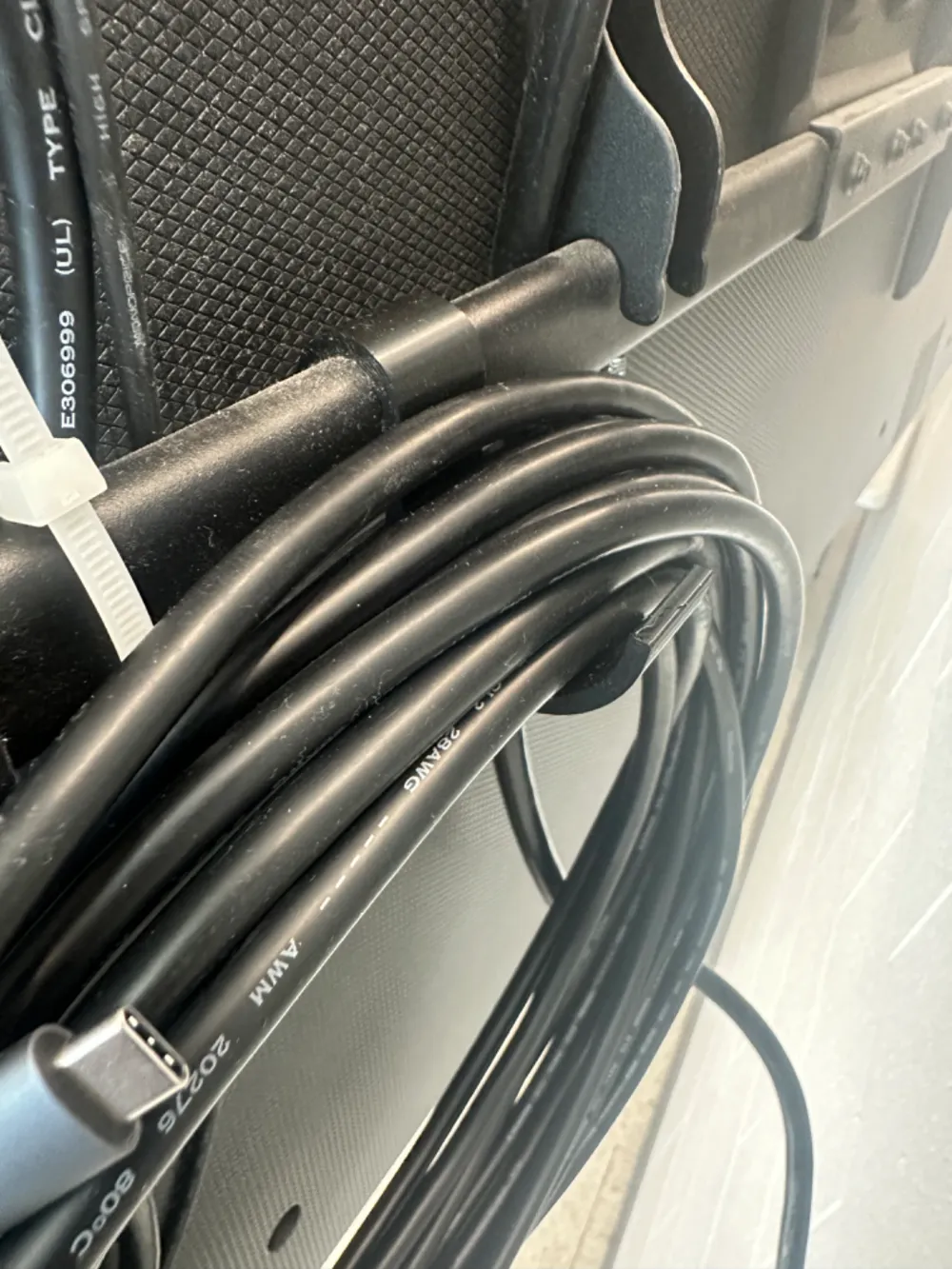 HDMI Cable Hanger Clip for Tv mount by LuHi Admin - MakerWorld