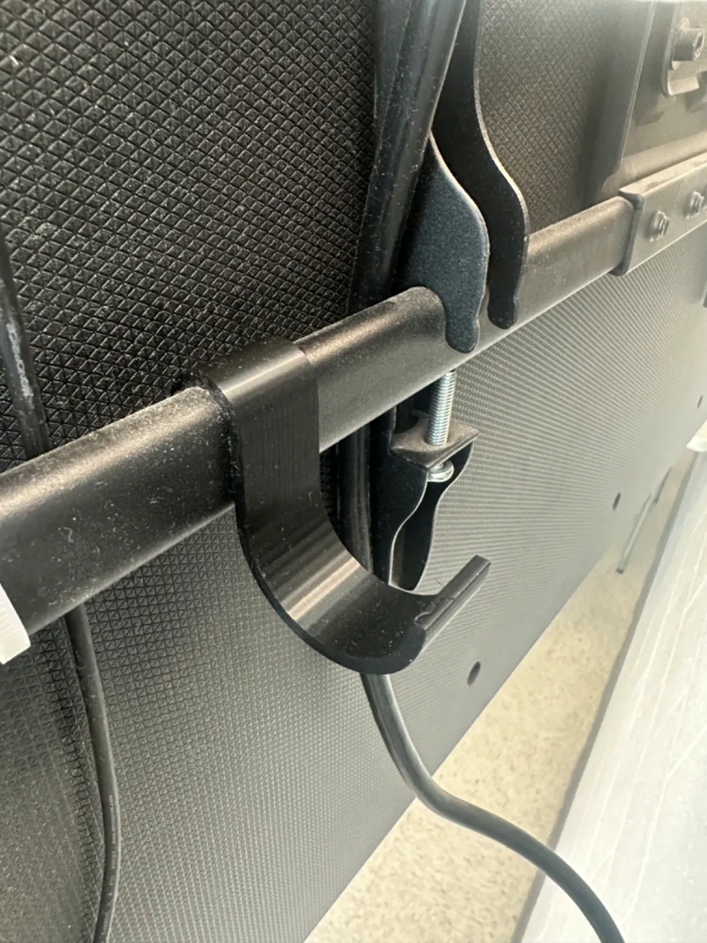 HDMI Cable Hanger Clip for Tv mount by LuHi Admin - MakerWorld