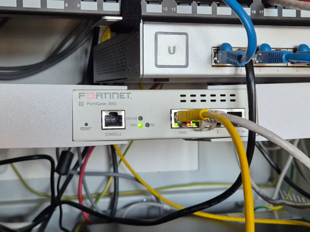 Fortinet FortiGate 30G, montage en rack 19 pouces par ondrejhornig ...