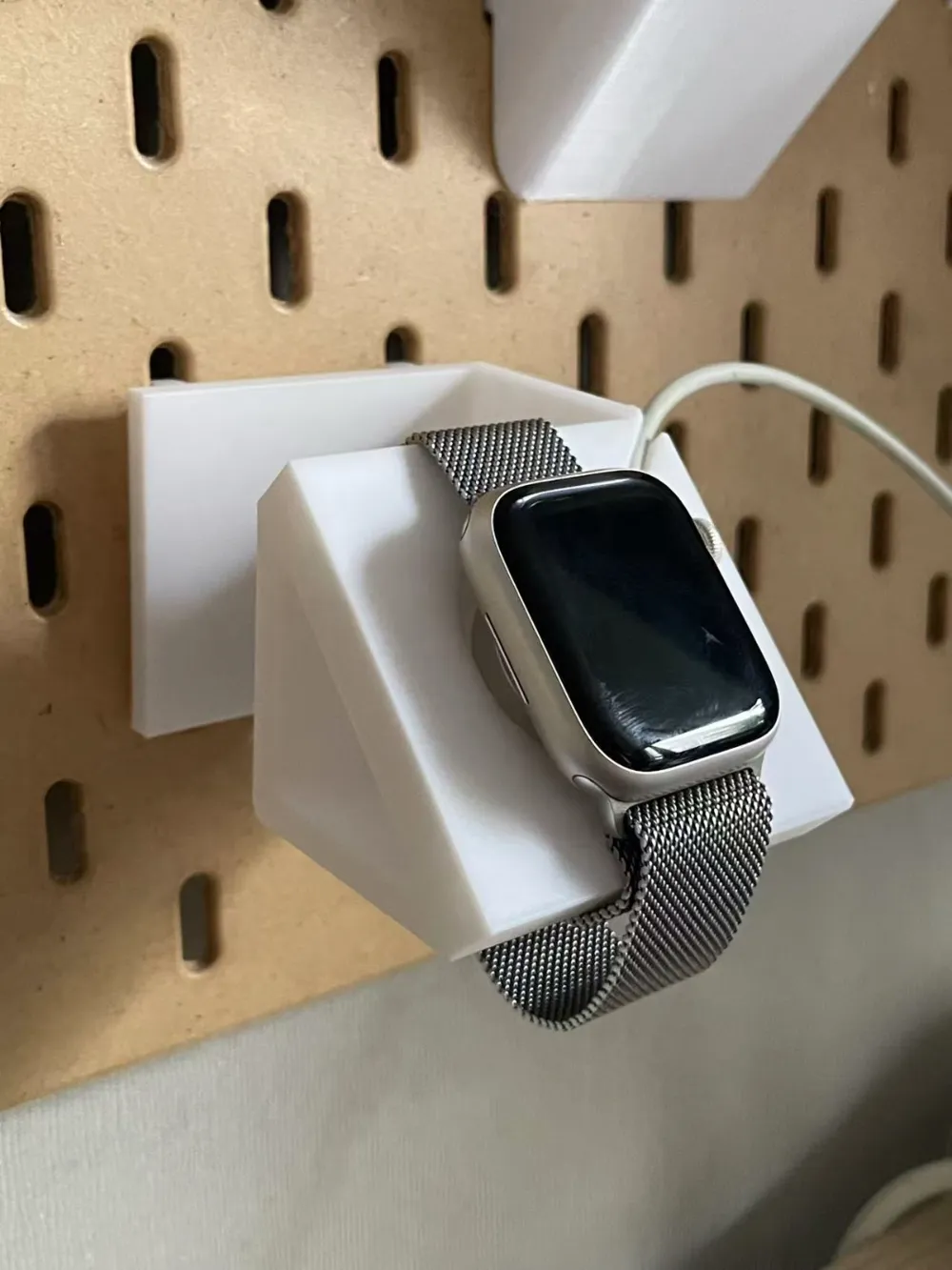 apple watch stand for IKEA Skadis by C‘est Mars_Trigger tech MakerWorld ...