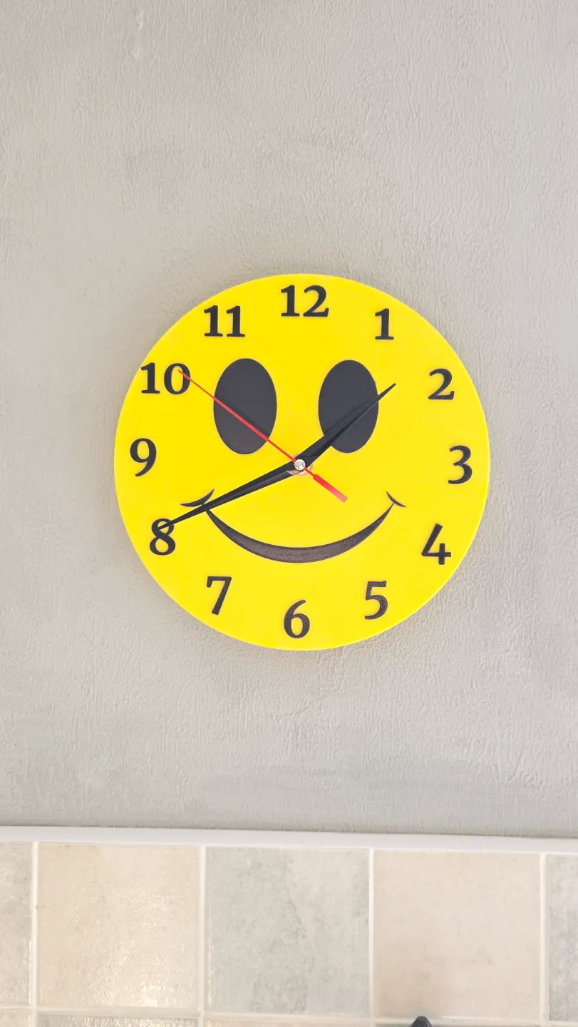 Smiley Clock by kevr102 - MakerWorld
