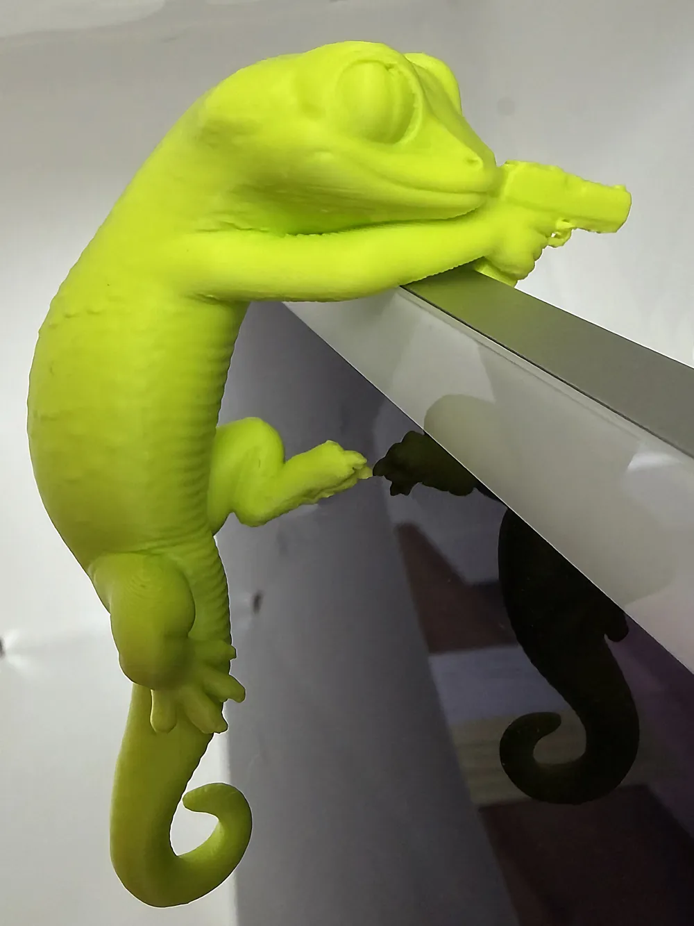 Gecko Gangster Monitor Buddy - Free 3D Print Model - MakerWorld