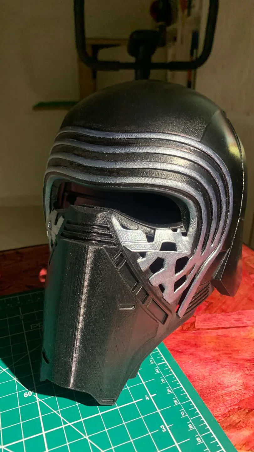 Casque de Kylo Ren - divisé - Modèle d'Impression 3D Gratuit - MakerWorld