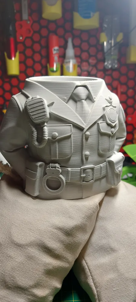 警察制服笔筒 - 免费 3D 打印模型 - MakerWorld
