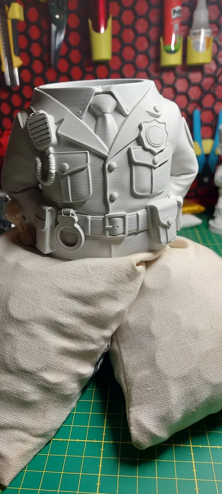 警察制服笔筒 - 免费 3D 打印模型 - MakerWorld