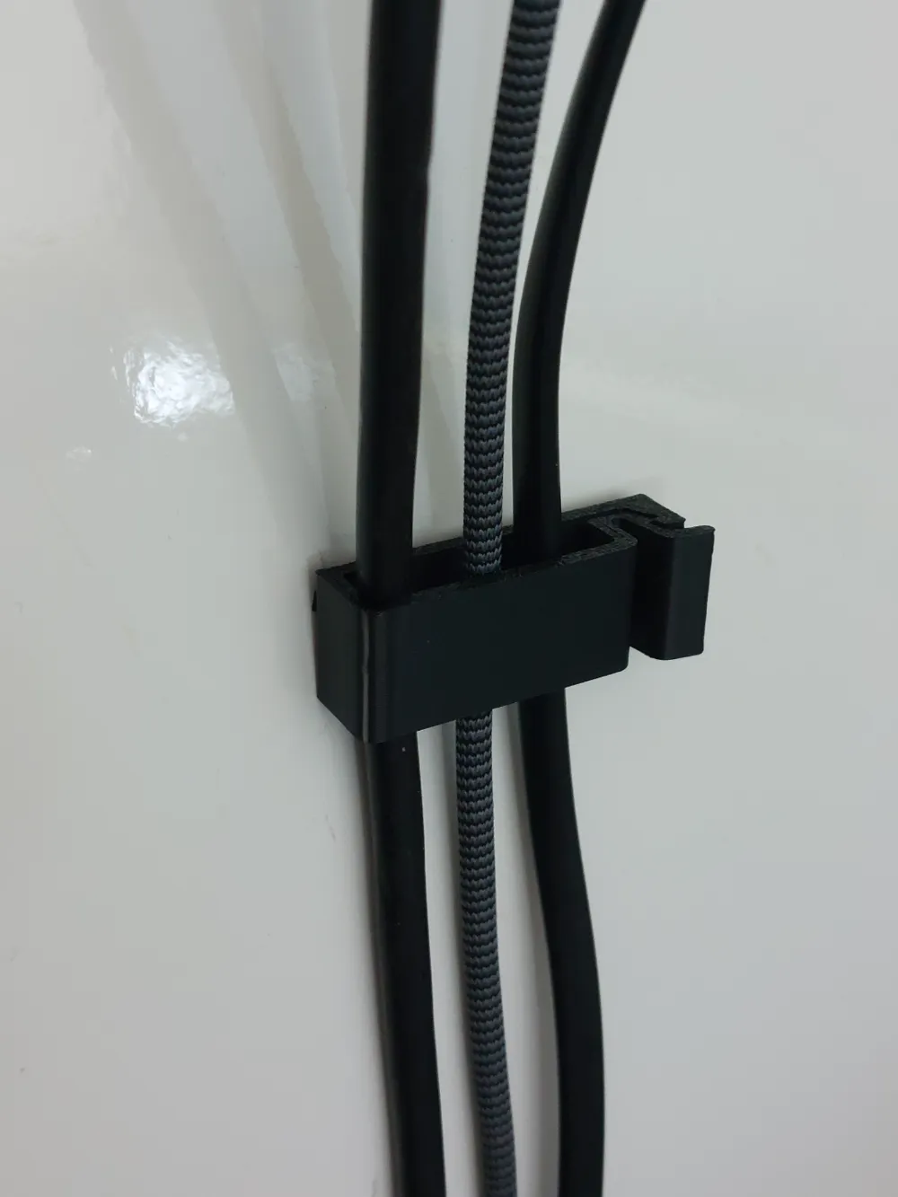 Cable management clip by Riccardo Marchello - MakerWorld