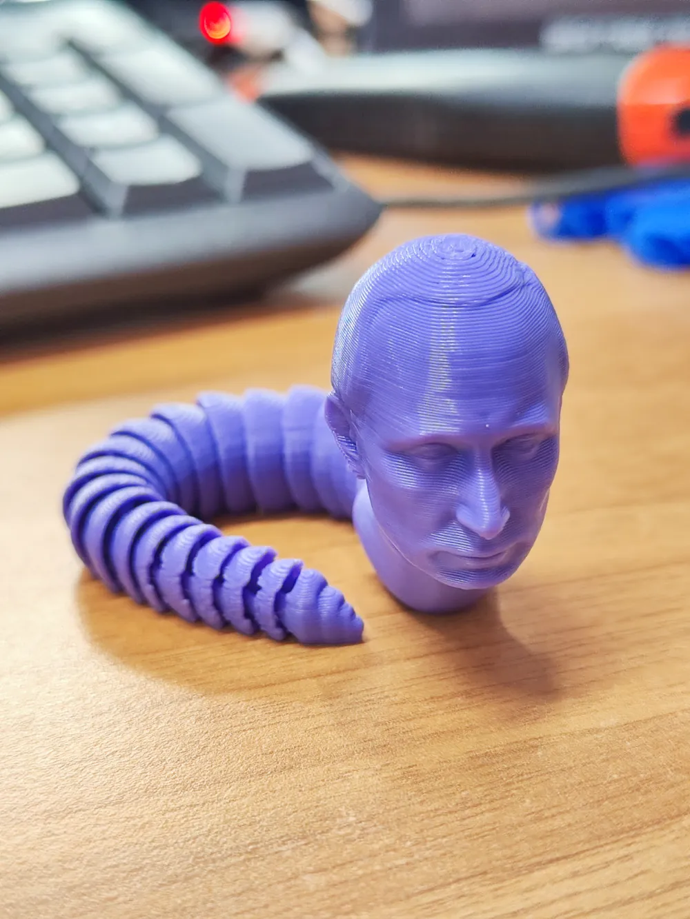Putin's articulated worm by Creatività in 3D - MakerWorld
