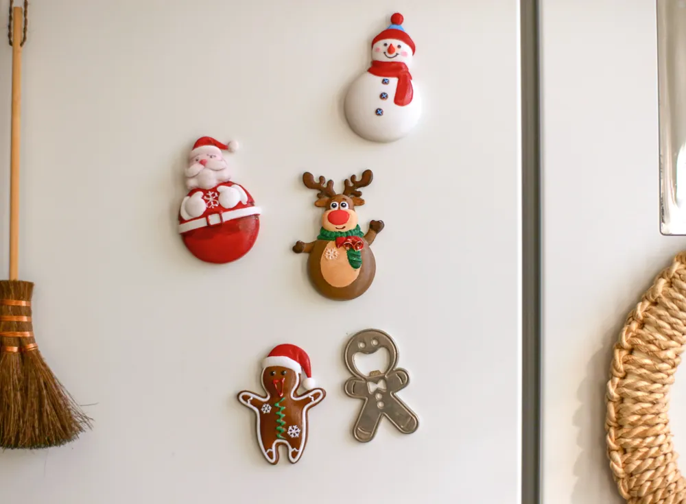 Christmas-themed decorations | Refrigerator magnet collection (Santa ...