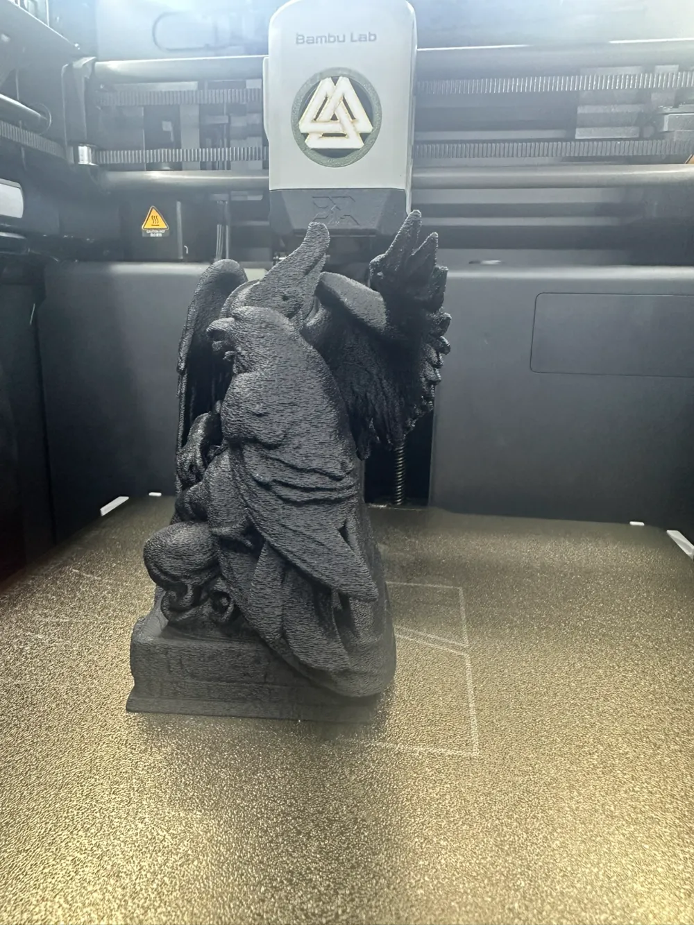Odin kniend mit Hugin und Munin Statue - Free 3D Print Model - MakerWorld