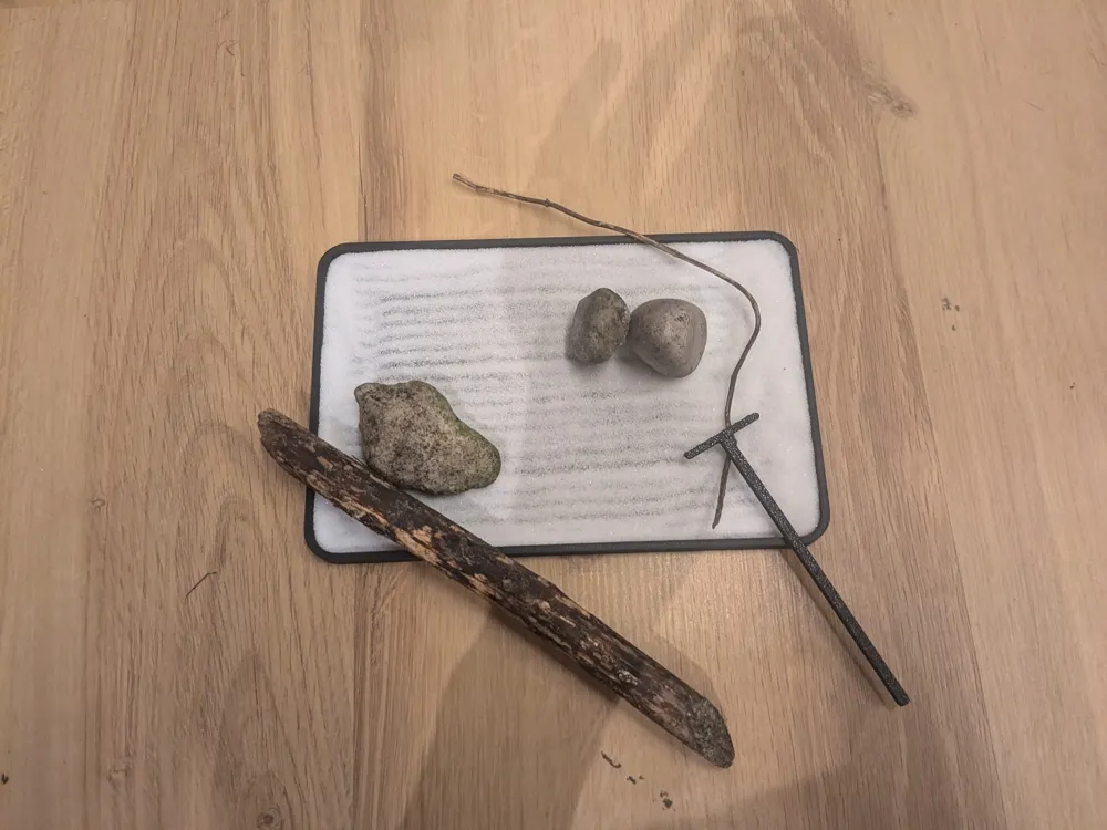 Zen-Garten mit Harke