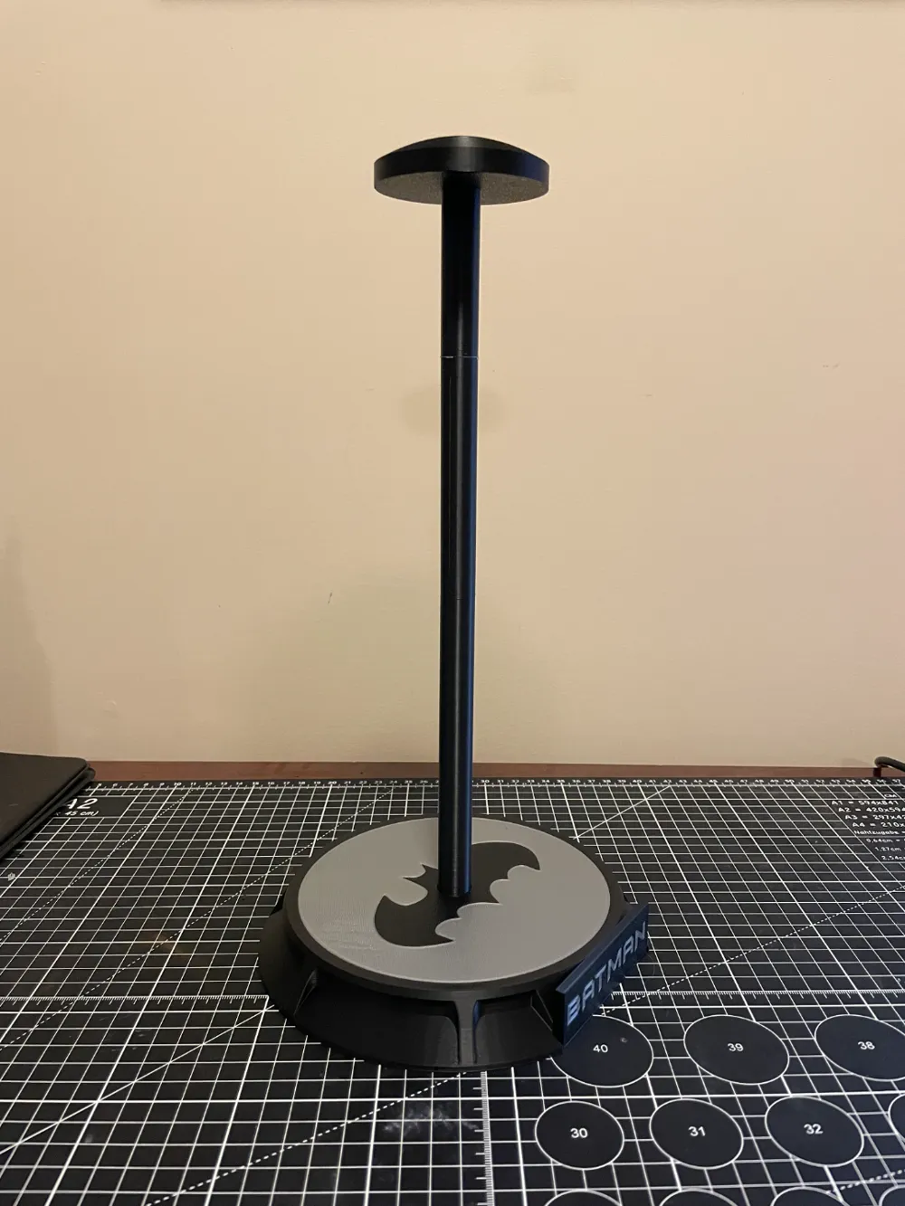 Batman Helmet Stand by Triple B 3D MakerWorld: Download Free 3D Models