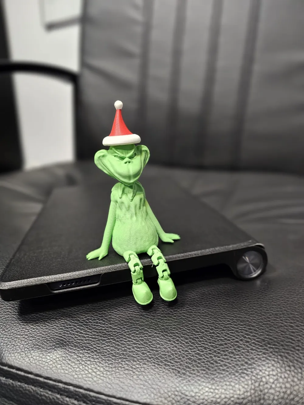 Articulated Christmas Grinch with flexible legs by Ireality MakerWorld: Download Free 3D Models