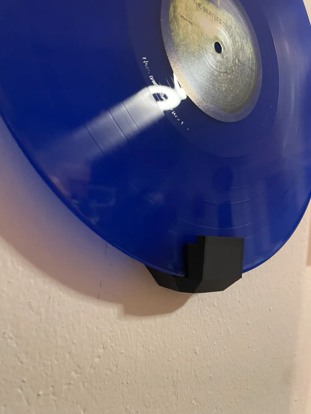 minimalist vinyl record wall mount by Jusmo14 - MakerWorld