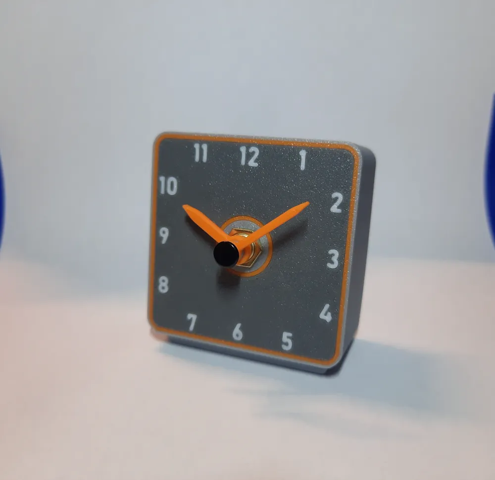Small Desk Clock by Luke-Leek-98 - MakerWorld