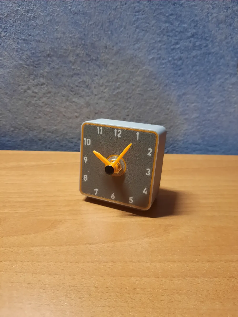 Small Desk Clock by Luke-Leek-98 - MakerWorld