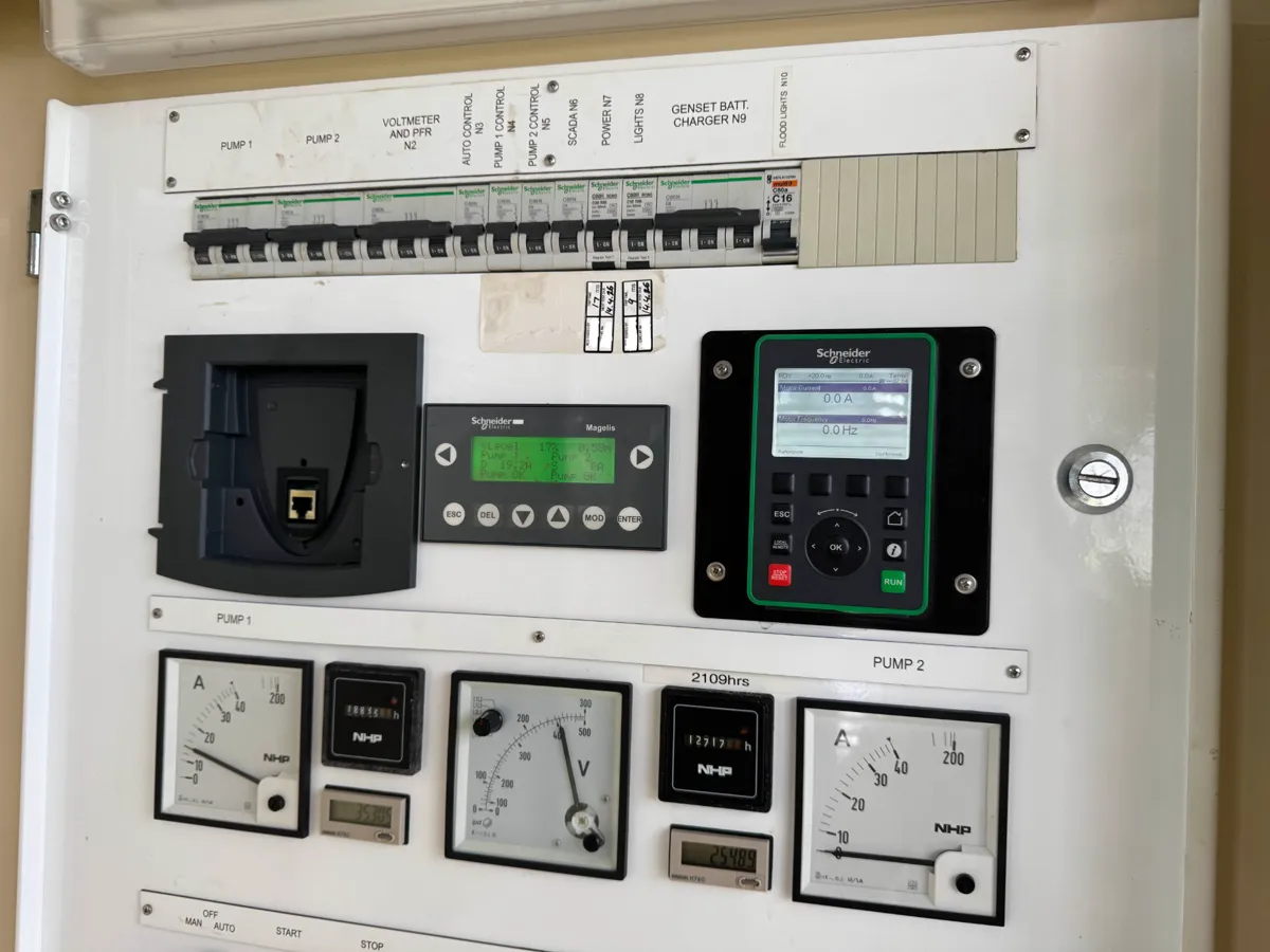 Schneider Electric Screen adapter plate - Free 3D Print Model - MakerWorld