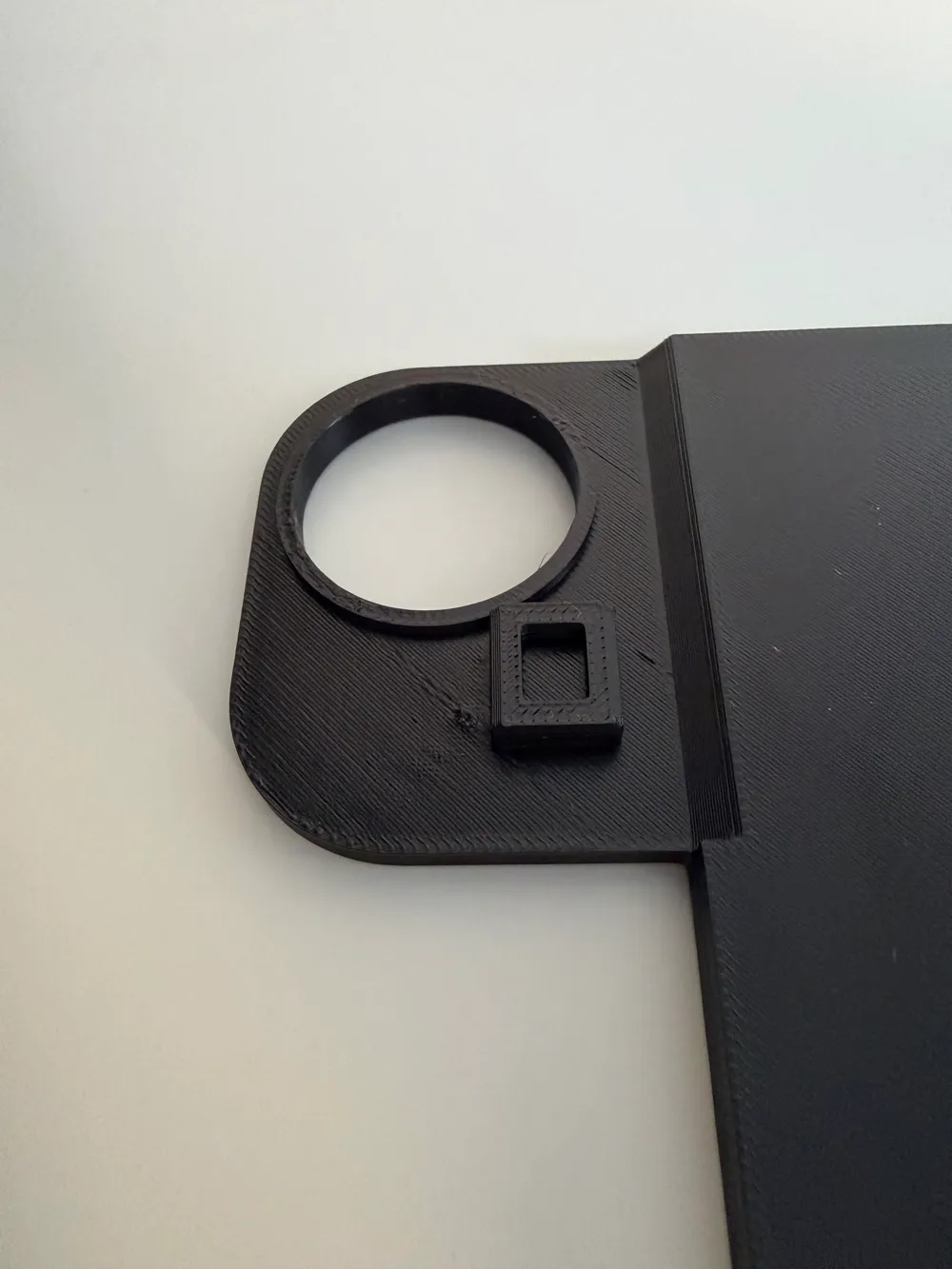 Bambu Lab P1 纸巾架 - 脚装式 - 免费 3D 打印模型 - MakerWorld