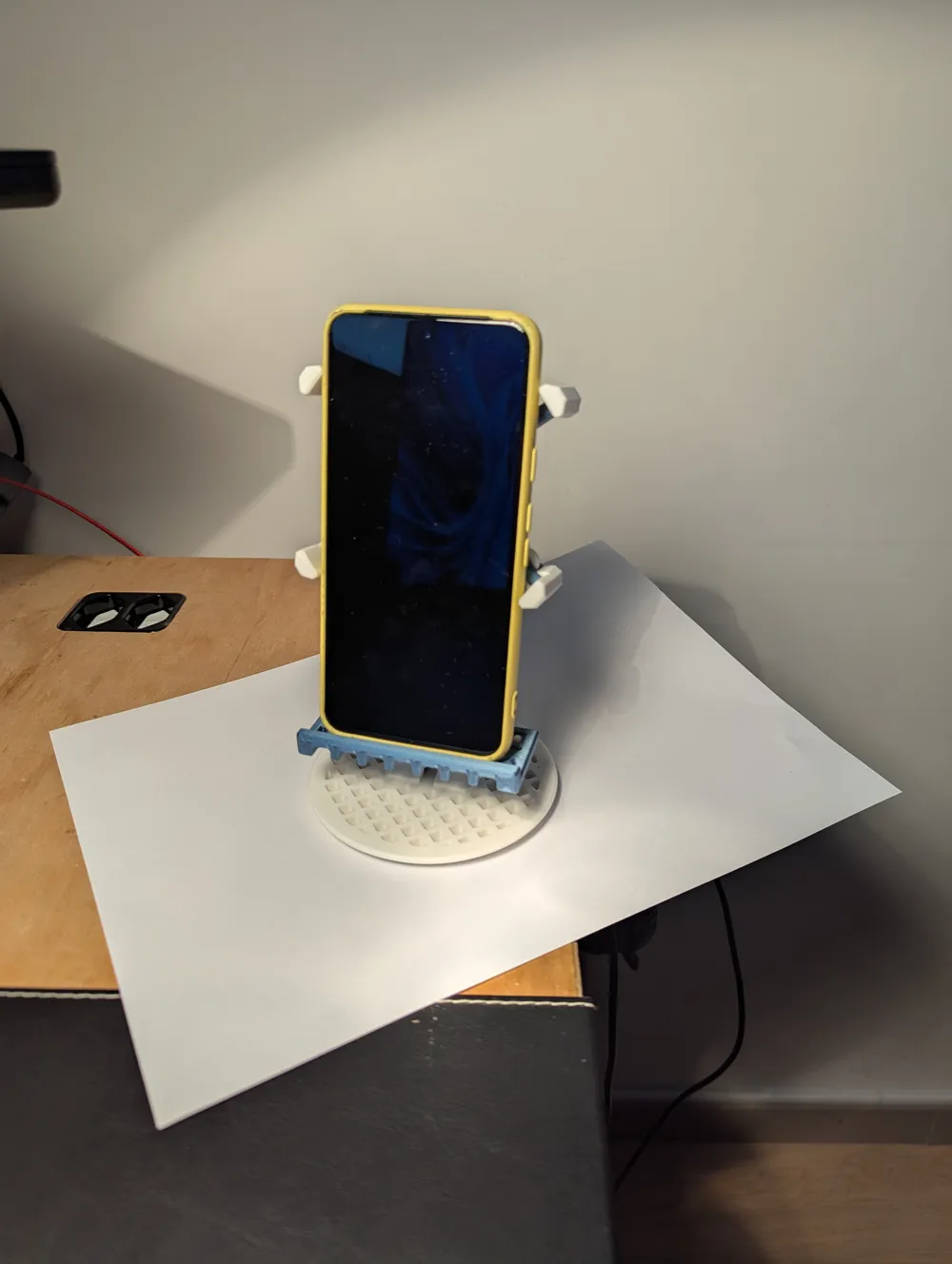 Spring loaded phone stand by cantfindname MakerWorld: Download Free 3D ...