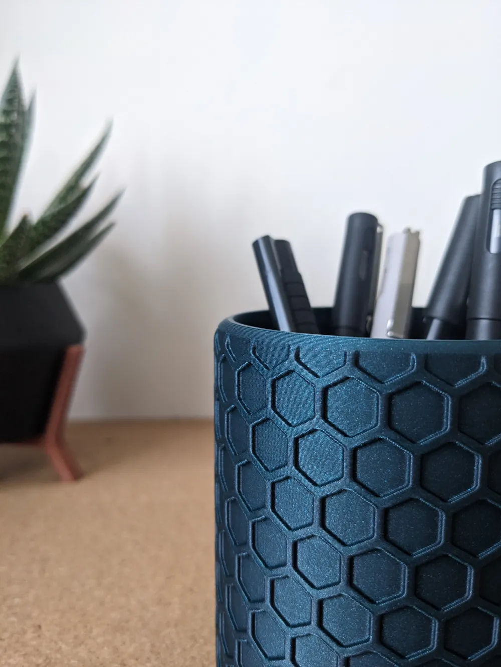 Honeycomb Patterned Pen Holder by Tycho Design - MakerWorld