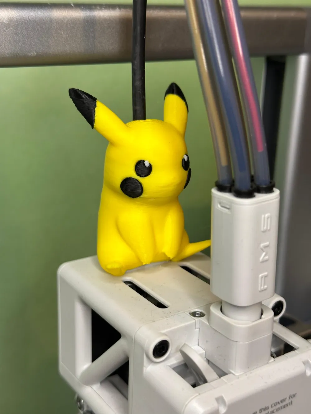Pikachu Pokémon sentado sobre la cabeza de impresión por DESMOANGY ...