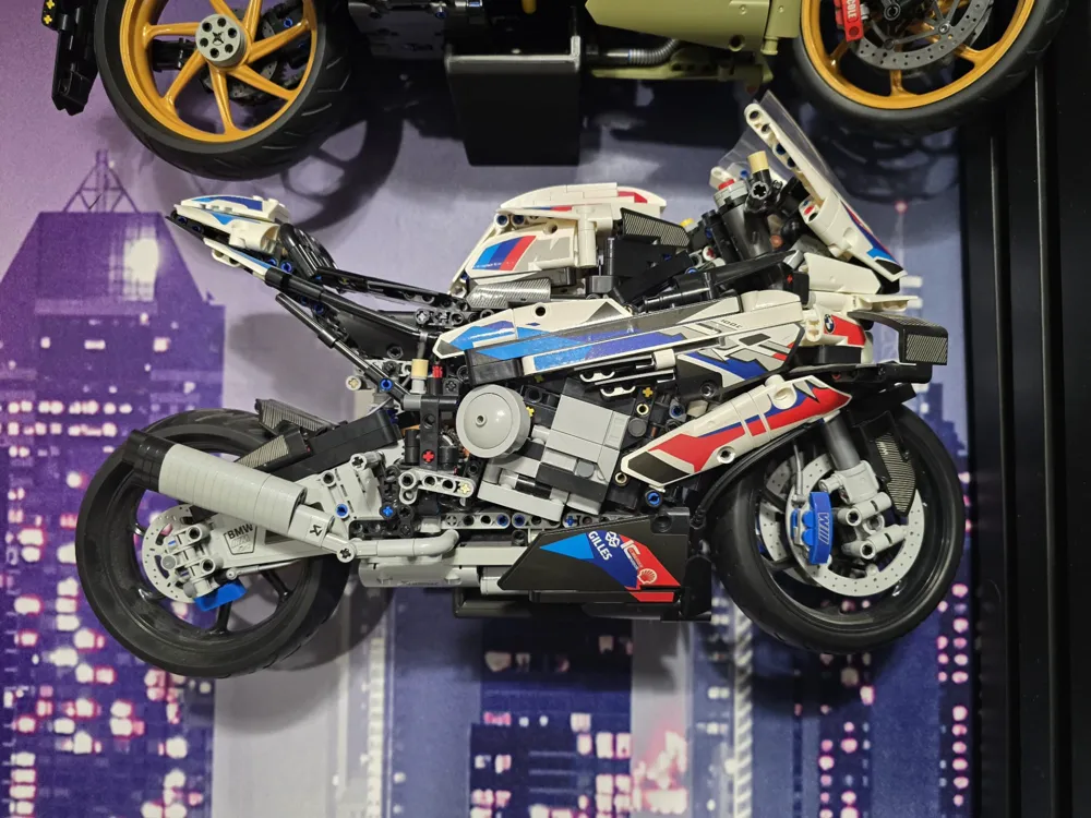 LEGOs 42130 Technic BMW M 1000 RR Wandhalterung – Kostenloses 3D ...