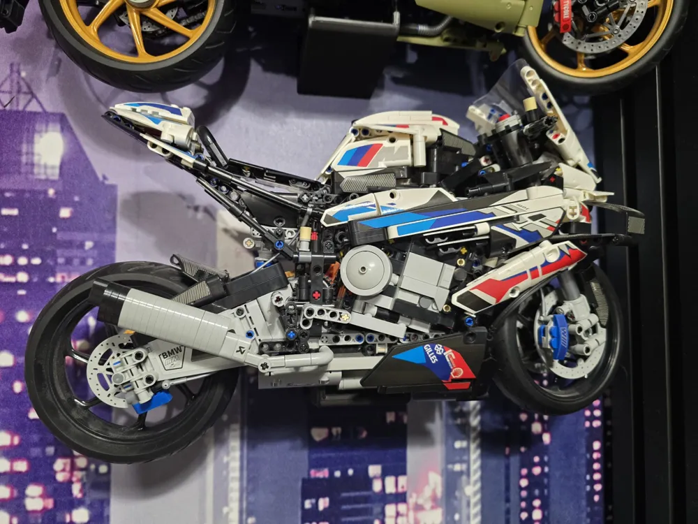 LEGOs 42130 Technic BMW M 1000 RR Wandhalterung – Kostenloses 3D ...